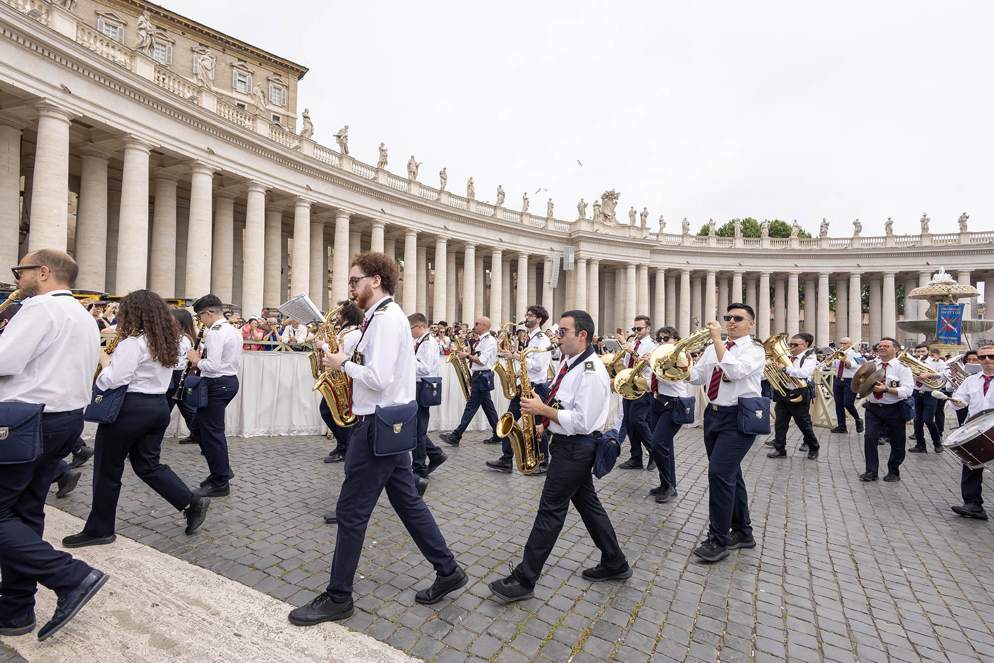 Parade follows prayer at Jubilee of marching bands and folklore groups ...
